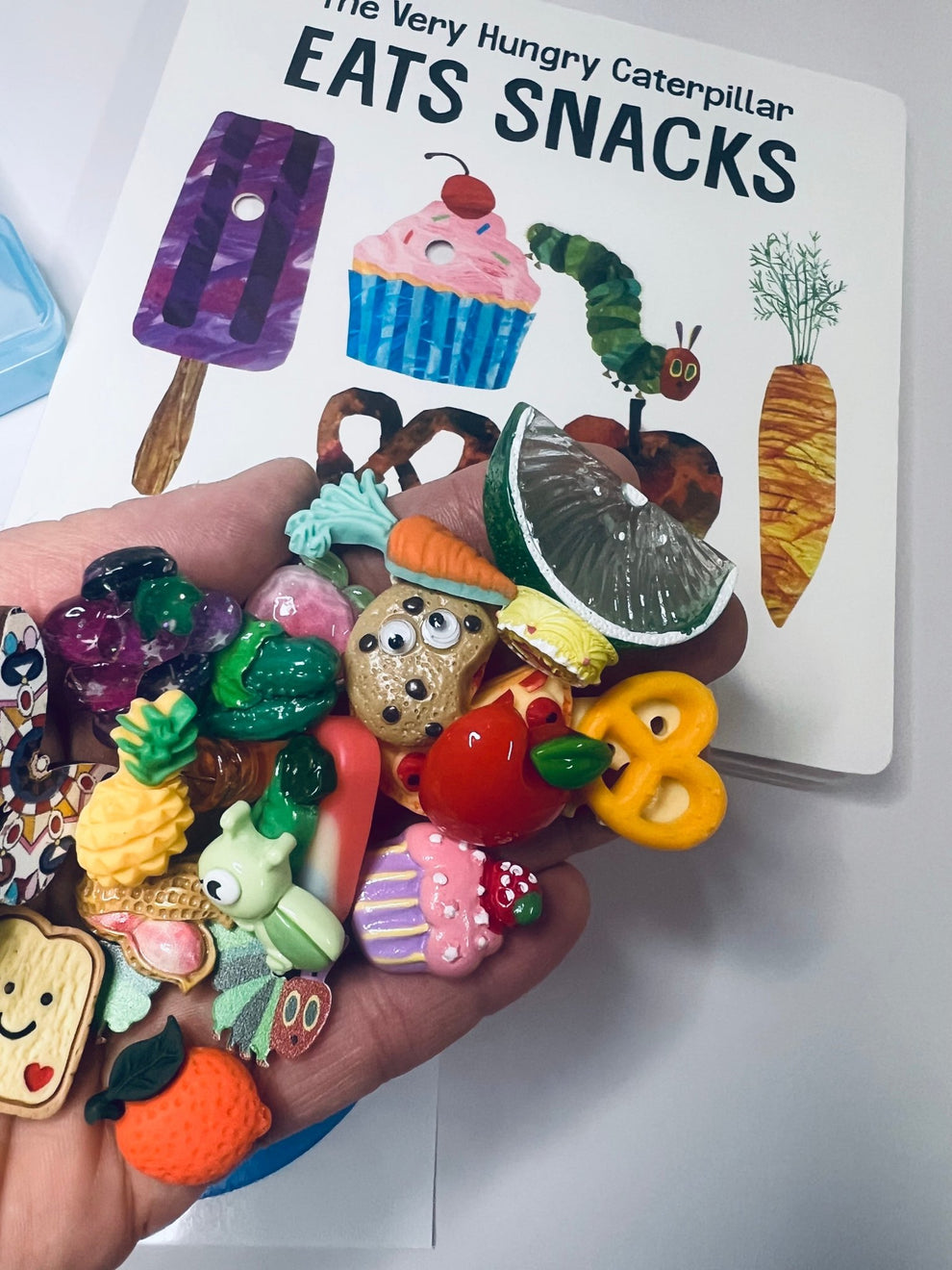 Very Hungry Caterpillar Eats Snacks: Mini Objects & Story Kit for Spee ...